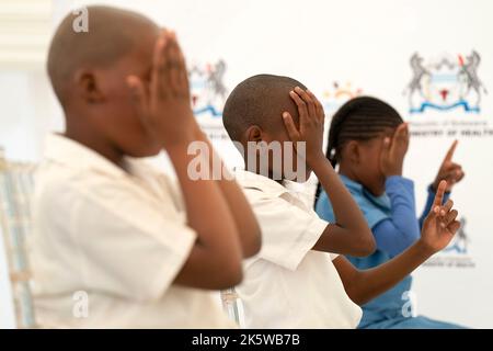 Children and Pono Yame screeners demonstrate how eyesight tests are ...