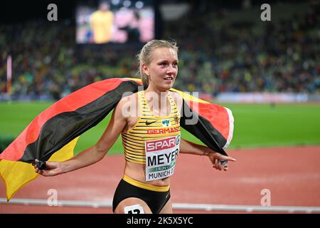 Lea Meyer with her country's flag of the 3000m steeplechase at the ...