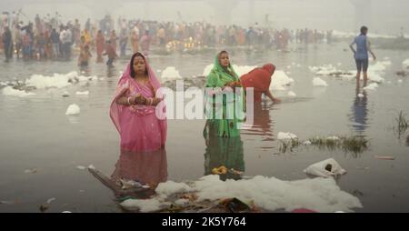 INVISIBLE DEMONS, (aka INVISIBLE DEMONS TUHON MERKIT), a street scene ...