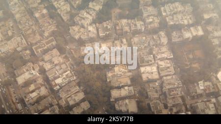 INVISIBLE DEMONS, (aka INVISIBLE DEMONS TUHON MERKIT), a street scene ...