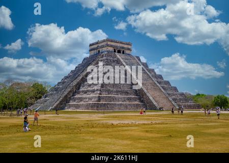 CHICHEN ITZA, MEXICO - APR 2022: Temple Pyramid of Kukulcan El Castillo ...