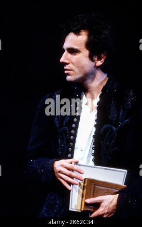 Daniel Day-Lewis (Hamlet) in HAMLET by Shakespeare at the Olivier ...