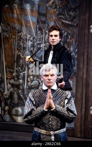 Daniel Day-Lewis (Hamlet) in HAMLET by Shakespeare at the Olivier ...