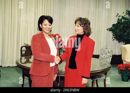 Office of the Secretary - Secretary Alexis Herman with Executive ...