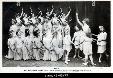 Royal Ballet dancers and pupils of the Royal Ballet School danced under ...