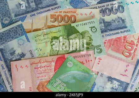 Pakistan commemorative new 75 rupees notes with portraits of Quaid-e ...