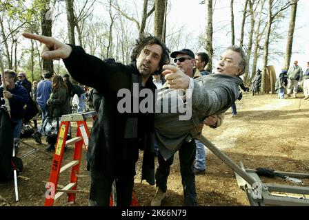 TIM BURTON, ALBERT FINNEY, BIG FISH, 2003 Stock Photo - Alamy