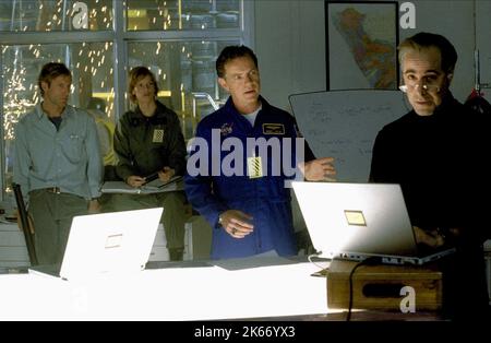 THE CORE (2003) AARON ECKHART, HILARY SWANK TORE 045 Stock Photo - Alamy