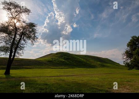 Collinsville, Illinois - Monks Mound at Chokia Mounds State Historic ...