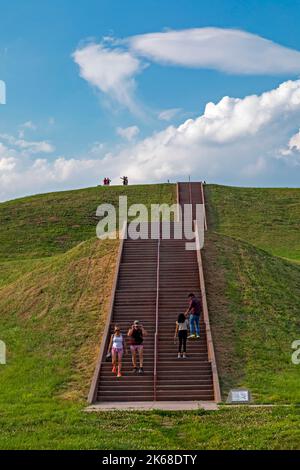 Collinsville, Illinois - Monks Mound at Chokia Mounds State Historic ...