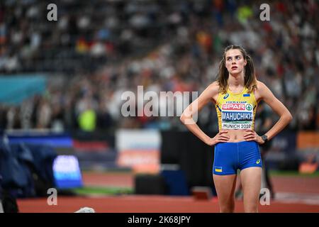 Yaroslava Mahuchikh participating in the 2022 Belgrade Indoor World ...