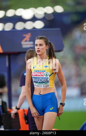 Yaroslava Mahuchikh participating in the 2022 Belgrade Indoor World ...
