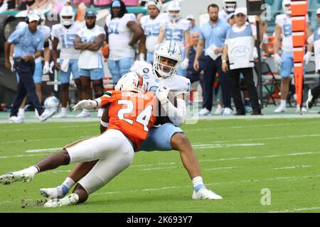 North Carolina tight end Bryson Nesbit (18) runs a route during the ...