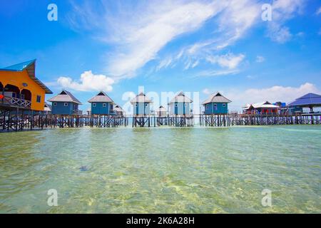 Beautiful Floating Budget Resort at Mabul Island Stock Photo - Alamy