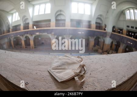 Nuremberg, Germany. 12th Oct, 2022. An FFP2 mask lies on the ...