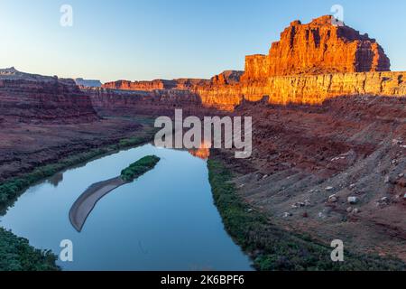 A knife-shaped island in the Colorado River at the Goose Neck in ...