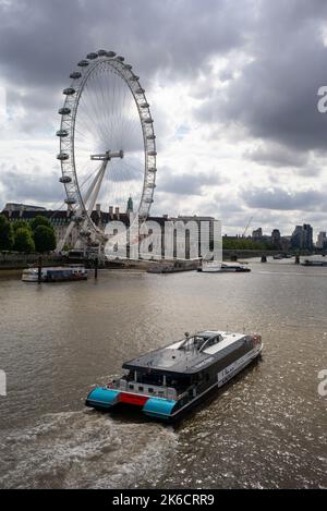 The Jupiter Clipper Thames clipper boat passes Millennium bridge ...
