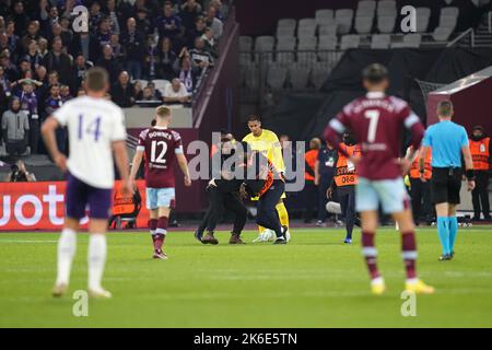 Goalkeeper Alphonse Areola (13 West Ham) looks on during the Premier ...