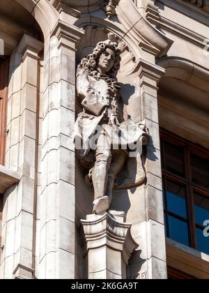 A sculpture of famous architect Sir Christopher Wren, located at the ...