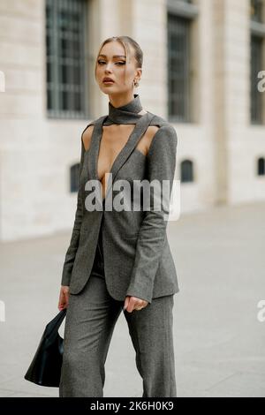 Street style, Romane Innc arriving at Stephane Rolland Fall-Winter 2022 ...