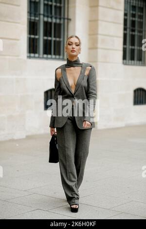 Street style, Romane Innc arriving at Alexis Mabille Fall-Winter 2022 ...