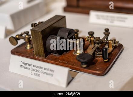 Telegraph key and sounder Stock Photo - Alamy