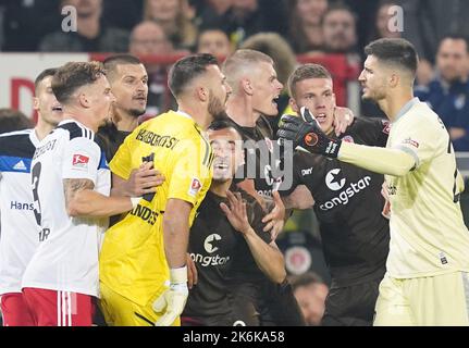 from left: goalkeeper Daniel Heuer Fernandes (HSV Hamburg), Fabio ...