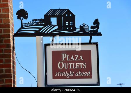 Plaza Outlets at Aurora Farms outlet center in Aurora, Ohio Stock Photo ...