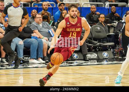 Cleveland Cavaliers guard Raul Neto (19) goes to the basket against ...