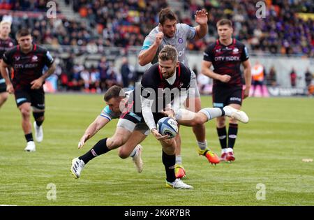 Saracens' Elliot Daly scores his sides third try during the Gallagher ...