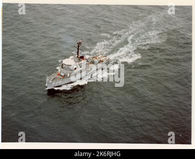 Port bow view of the ocean minesweeper USS EXPLOIT (MSO-440) underway ...