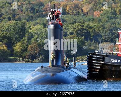 221014-N-ZZ999-0058 GROTON, Conn. (October 14, 2022) – The USS Oregon ...