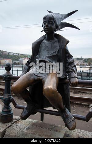 Little Princess - Kiskirálylány - statue sitting on the railings of the Danube promenade in ...
