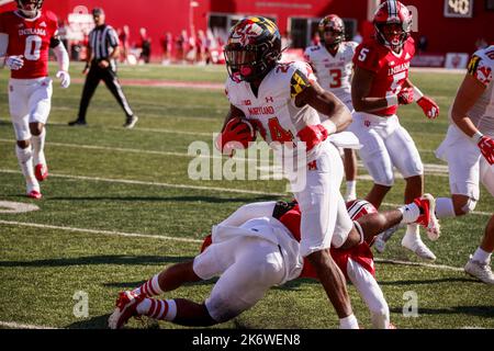 Indiana running back Roman Hemby (1) scores a rushing touchdown past ...