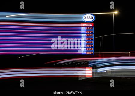 16 October 2022, Lower Saxony, Nörten-Hardenberg: View of the price ...
