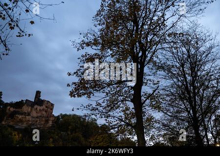 16 October 2022, Lower Saxony, Nörten-Hardenberg: View of the price ...
