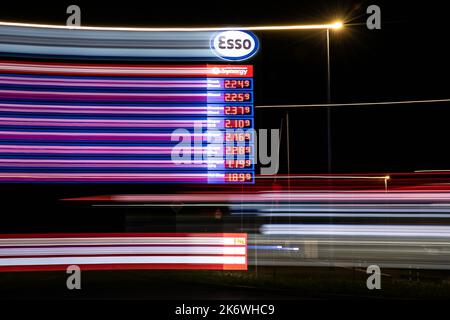 16 October 2022, Lower Saxony, Nörten-Hardenberg: View of the price ...