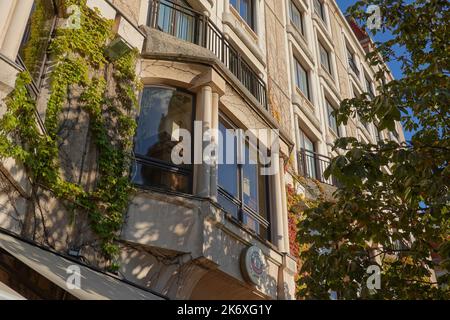 Berlin, Gendarmenmarkt, denkmalgeschützter DDR-Plattenbau an der ...