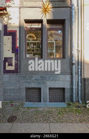 Berlin, Gendarmenmarkt, denkmalgeschützter DDR-Plattenbau an der ...