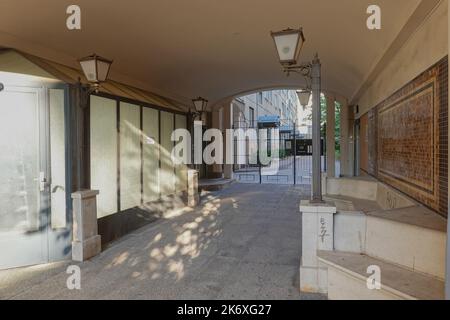 Berlin, Gendarmenmarkt, denkmalgeschützter DDR-Plattenbau an der ...