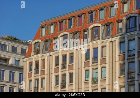 Berlin, Gendarmenmarkt, denkmalgeschützter DDR-Plattenbau an der ...