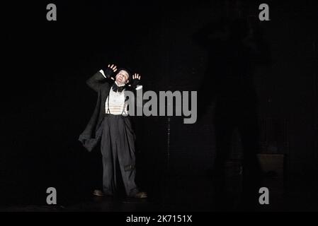 CHICAGO JOHN C. REILLY as Amos Hart, Date: 2002 Stock Photo - Alamy