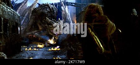 DRAGON SCENE, REIGN OF FIRE, 2002 Stock Photo - Alamy