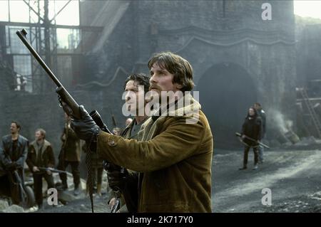 GERARD BUTLER, CHRISTIAN BALE, REIGN OF FIRE, 2002 Stock Photo - Alamy