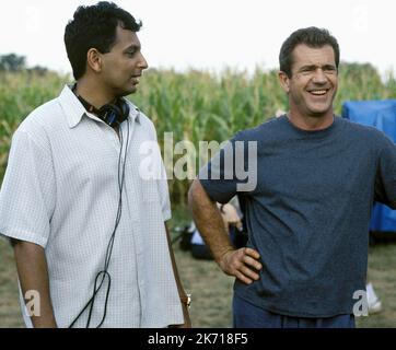 GIBSON,SHYAMALAN, SIGNS, 2002 Stock Photo - Alamy