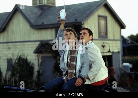 SIGNS, Rory Culkin, Joaquin Phoenix, Mel Gibson, Abigail Breslin, 2002 ...