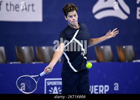 Belgian Alexander Blockx pictured in action during the qualification ...