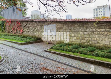 The Communards' Wall (Mur des Fédérés) in the Père Lachaise Cemetery ...