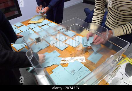 The French Socialist Party hold a presidential primary to select a ...