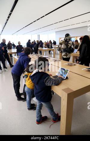 Tim Cook, CEO of Apple, visits the Apple Store FRANCE MARSEILLE 5 FEB ...